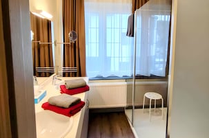 Quarto superior | Banheiro | Chuveiro, produtos de toalete grátis, secador de cabelo