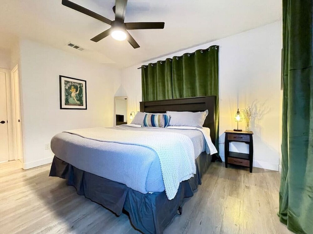 *Close To Hospitals*secure Yard*midtown*driveway Parking* - Sacramento, CA