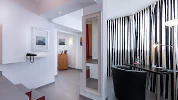 1 quarto, frigobar, escrivaninha, espaço de trabalho para notebook