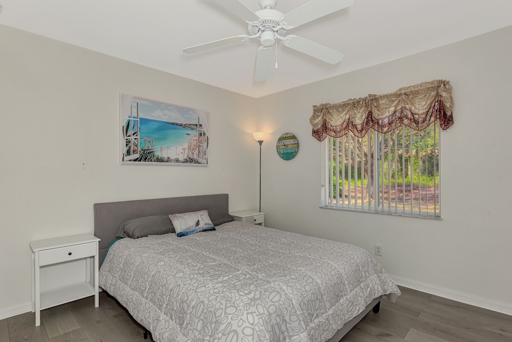 Charming 3/2 Home W/saltwater & Heated Pool Near Several Beautiful Beaches - North Port, FL
