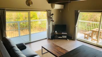 Apartamento standard | Área de estar | TV de tela plana 32 polegadas com canais a cabo, TV