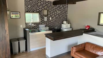 Apartamento standard | Cozinha privada | Geladeira grande, micro-ondas, cooktop, chaleira elétrica