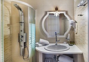 Quarto Duplo Standard | Casa de banho | Um polibã, um chuveiro de hidromassagem, um secador de cabelo 