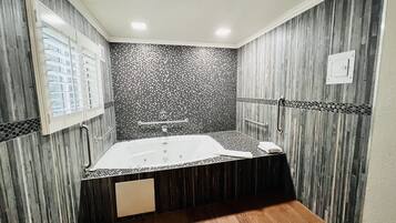Suíte com design assinado, 1 cama King, banheira de hidromassagem | Banheira de hidromassagem particular