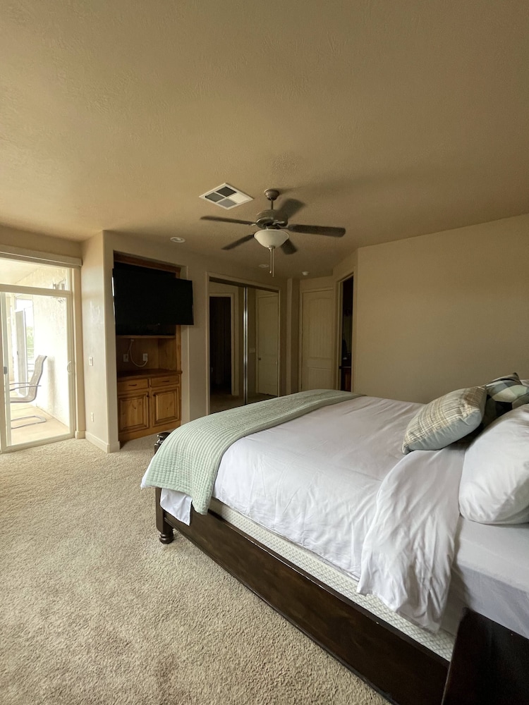 Amazing View, Pools/hot Tubs/waterslide, Trails. Las Palmas Resort! Sleeps 10 - St. George, UT
