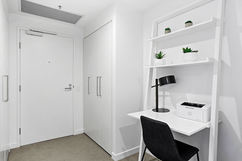 Million Dollar Views & Fantastic Location W/ Park - Brisbane