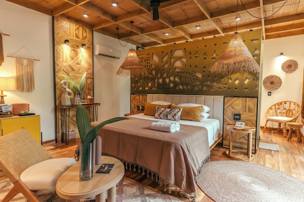 Quarto casal exclusivo, 1 cama King, piscina particular, vista para o jardim | Frigobar, cofres nos quartos, Wi-Fi de cortesia, roupa de cama