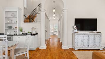 Casa, várias camas, varanda, vista para o jardim (156 Palmeira Way) | Interior