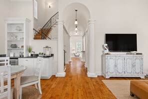 Casa, várias camas, varanda, vista para o jardim (156 Palmeira Way) | Interior