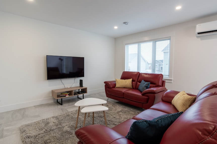 Charming, Modern, Luxury House With Garage - Moncton