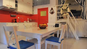 Dúplex Tradicional, 1 quarto | Cozinha privada | Um frigorífico/congelador grande, um micro-ondas, um forno