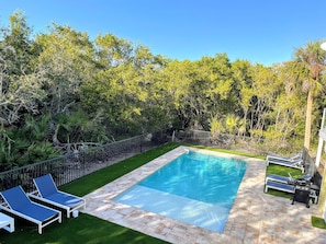 Piscina exterior, uma piscina aquecida 