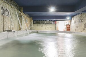 Banheira de hidromassagem interior
