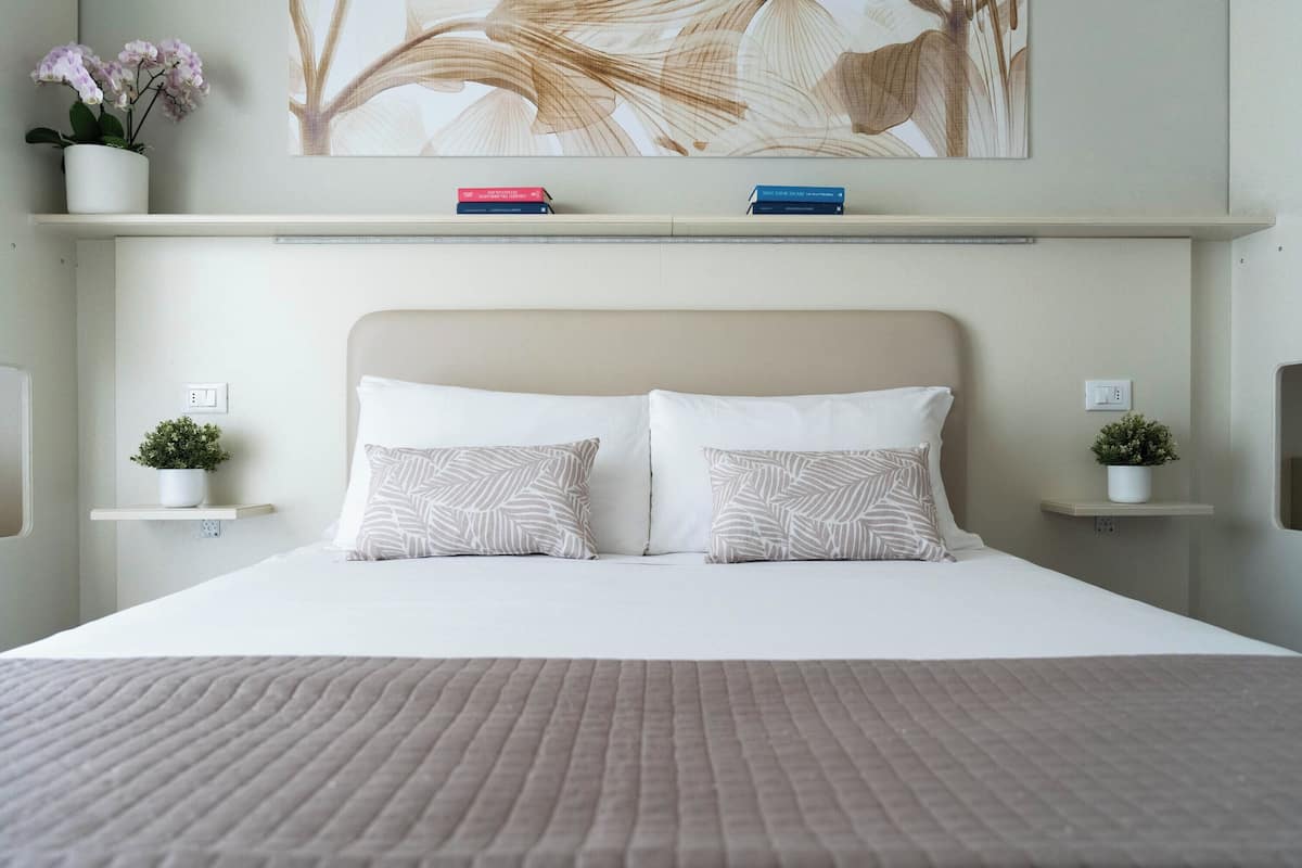 Quarto Duplo Standard | Cofre no quarto, secretária