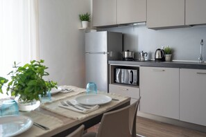 Estúdio Comfort | Cozinha privada | Uma cadeira de bebé