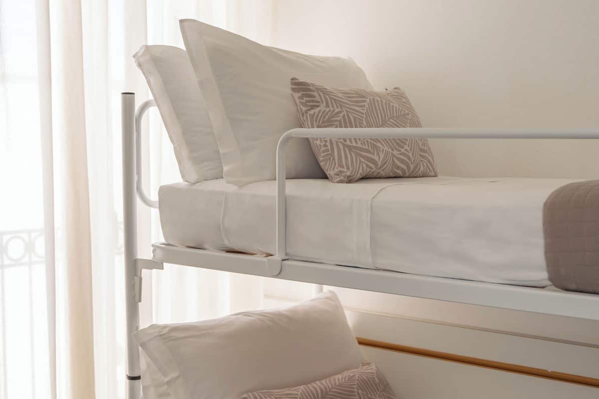 Estúdio Comfort | Cofre no quarto, secretária