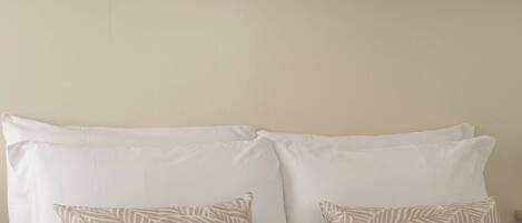 Quarto triplo standard | Cofres nos quartos, escrivaninha, espaço de trabalho para notebook