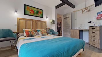 Quarto com uma cama, uma escrivaninha e uma cadeira.