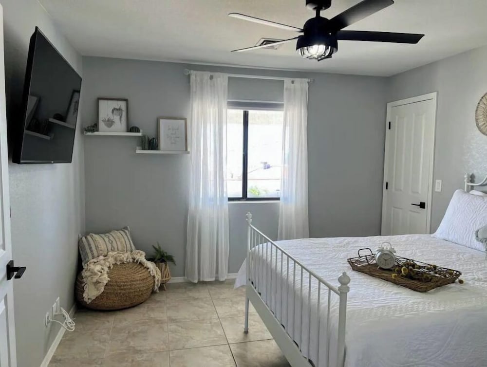 Lake View Oasis - Roomy Vacation Home With Pool - Lake Havasu City