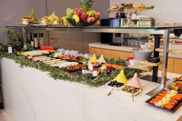Café da manhã com buffet todos os dias mediante uma taxa
