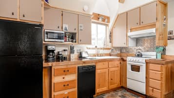 Cabine | Cozinha privada | Um frigorífico/congelador grande, um micro-ondas, um forno
