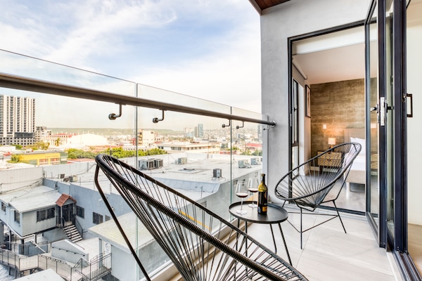 Master Apartment with Balcony | Varanda