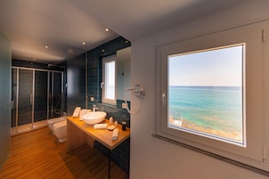 CAMERA DELUXE CON VISTA MARE | Casa de banho | Um polibã, um chuveiro fixo, artigos de higiene pessoal grátis