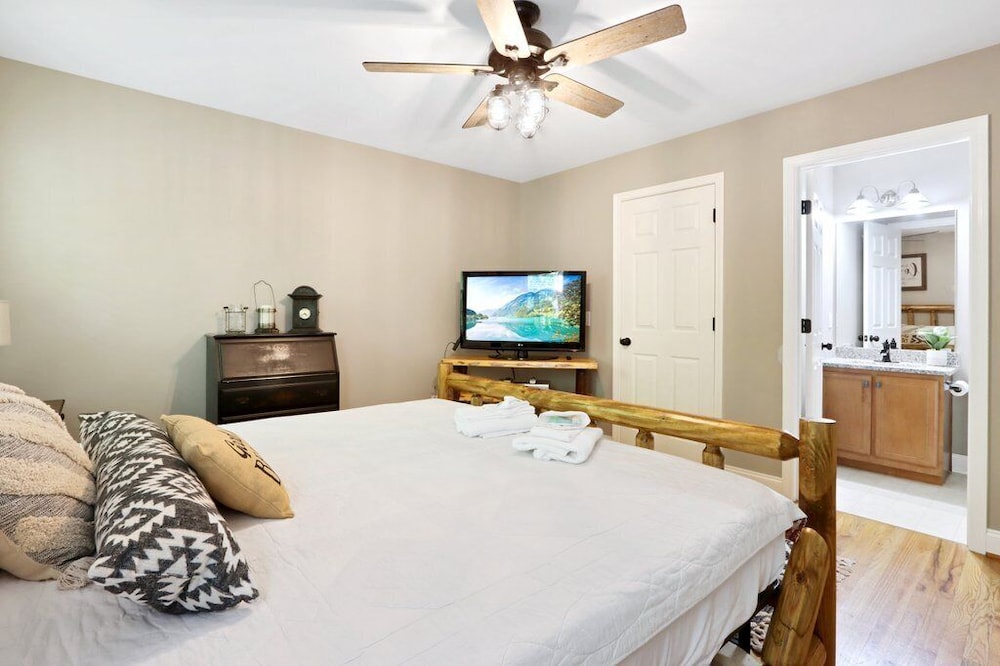 Your Modern Mountain Retreat With Peaceful Stream - Cleveland, GA