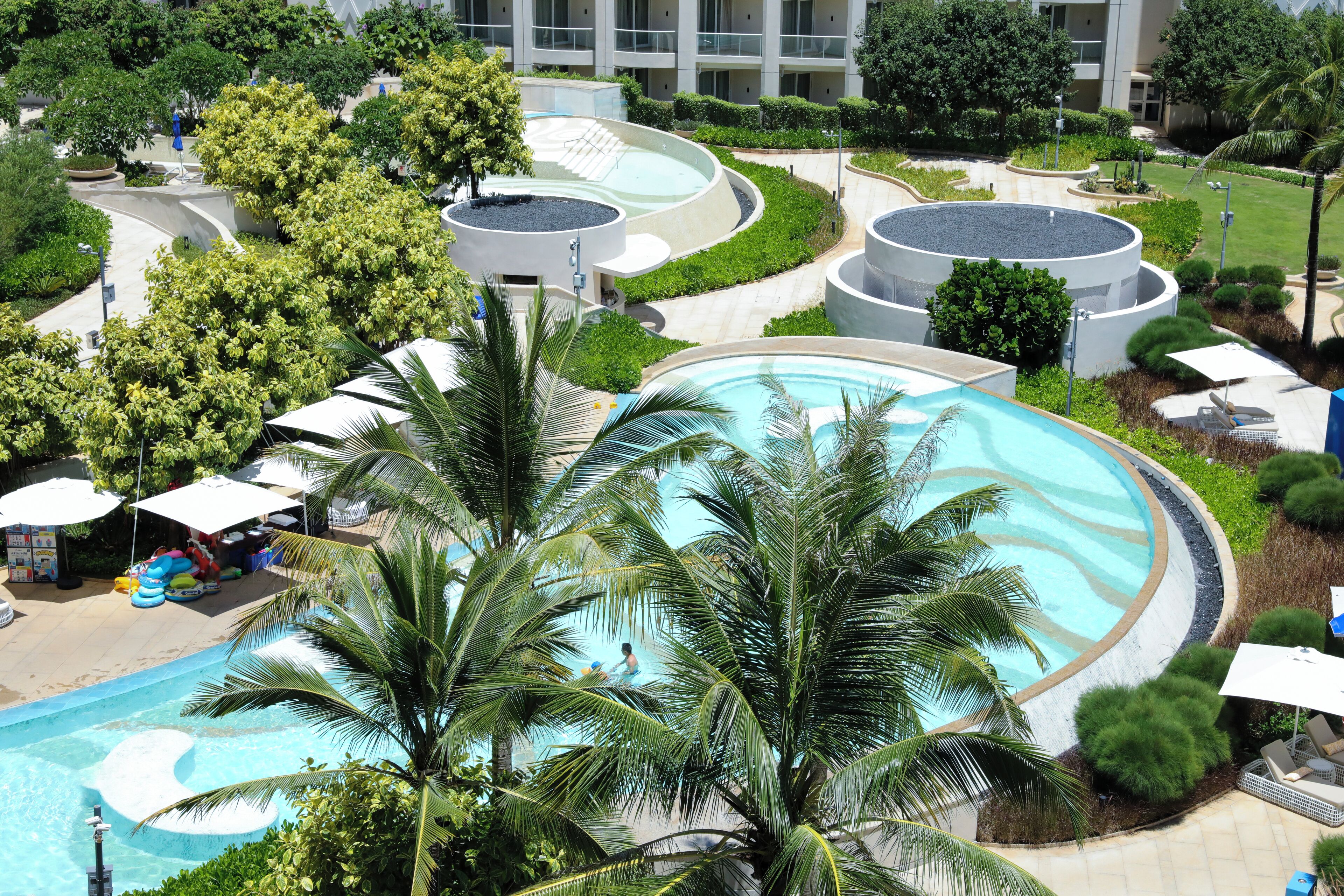 2 piscinas externas, funciona das 8h às 18h, guarda-sóis