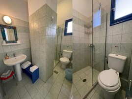 Quarto Básico | Casa de banho | Um polibã, toalhas fornecidas 