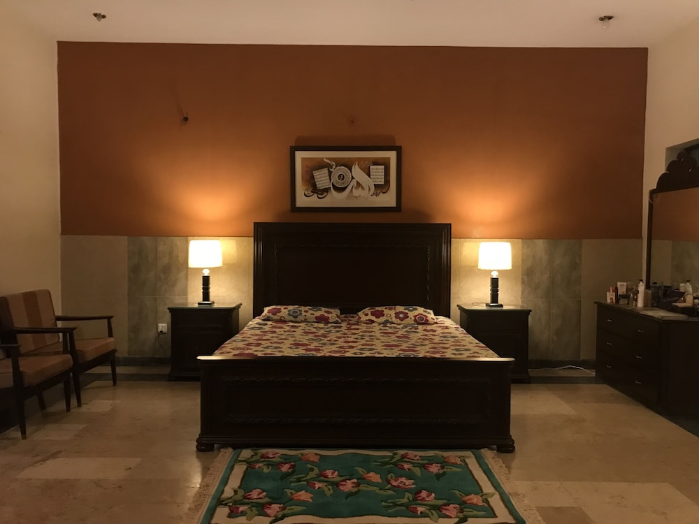 Comfy Entire 2 Bedroom Place - Lahore
