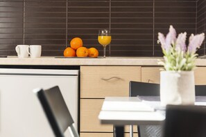 Quarto Comfort | Cozinha privada | Um frigorífico/congelador grande, um forno, utensílios de cozinha