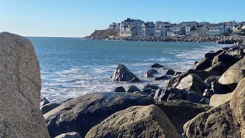 Na praia, areia branca