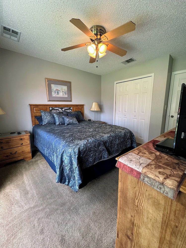 Cheerful Pet Friendly Townhome Near Disney - Four Corners, FL