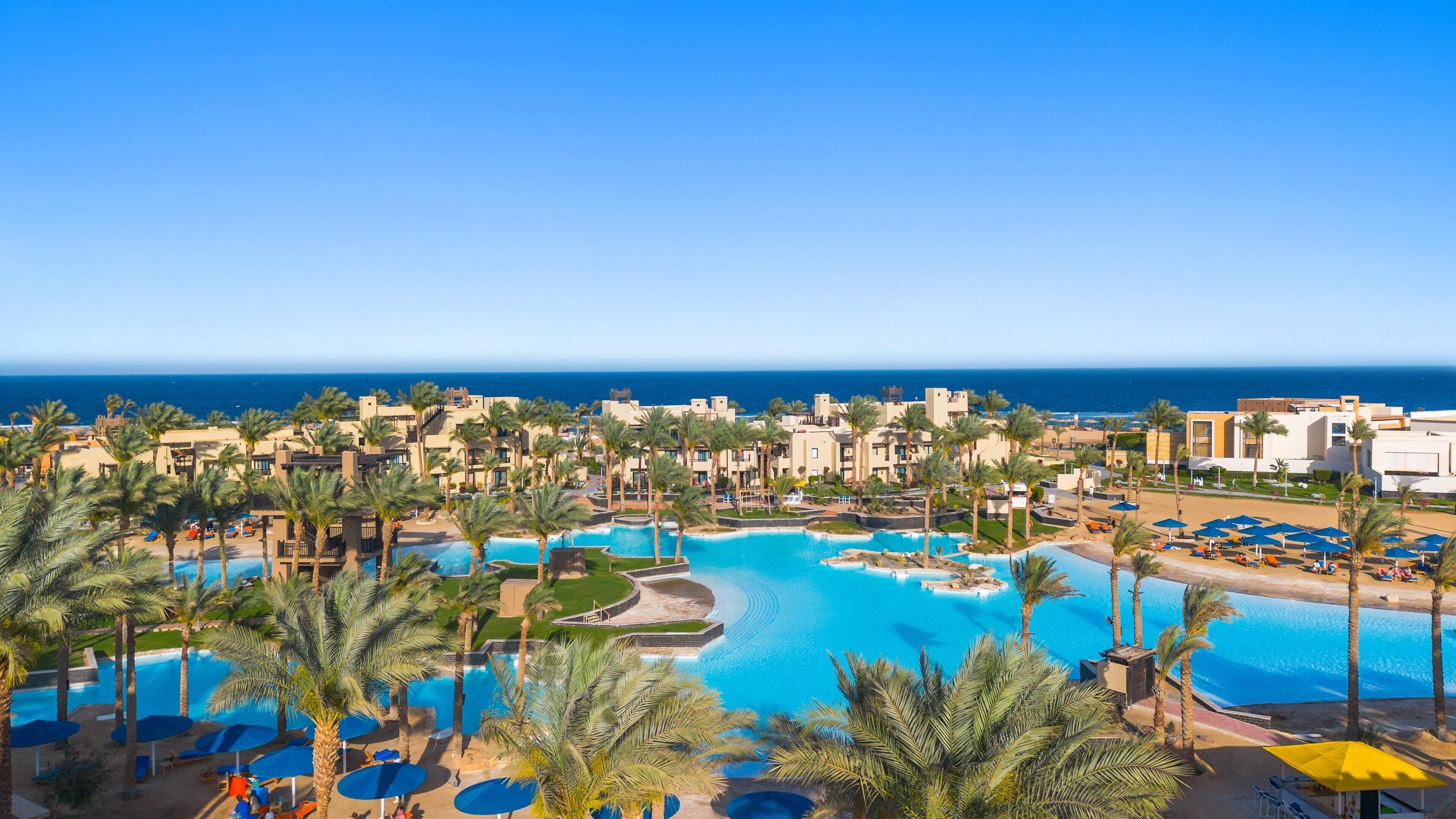 2 piscinas externas, salva-vidas no local