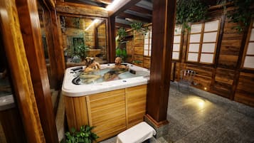 Banheira de hidromassagem interior