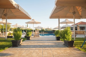 Piscina externa sazonal, funciona das 11h às 20h30, guarda-sóis