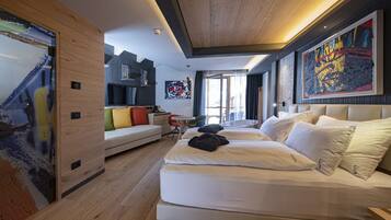 Quarto Triplo Sénior, 1 quarto, banheira de hidromassagem | Roupa de alta qualidade, edredões de penas, minibar, cofre no quarto