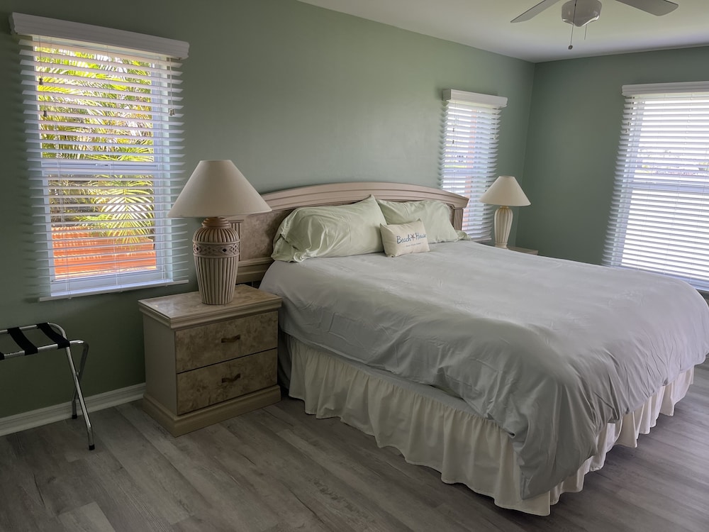Beautiful Complex On Lake Louise Private Pool And Pier - Sanibel Island, FL