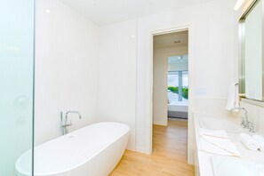 Vila superluxo, 3 quartos, terraço, vista para o canal | Banheiro | Chuveiro, produtos de toalete grátis, secador de cabelo 