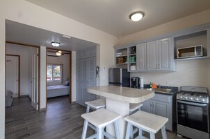 Condo luxo | Cozinha privada | Geladeira grande, micro-ondas, fogão, cooktop