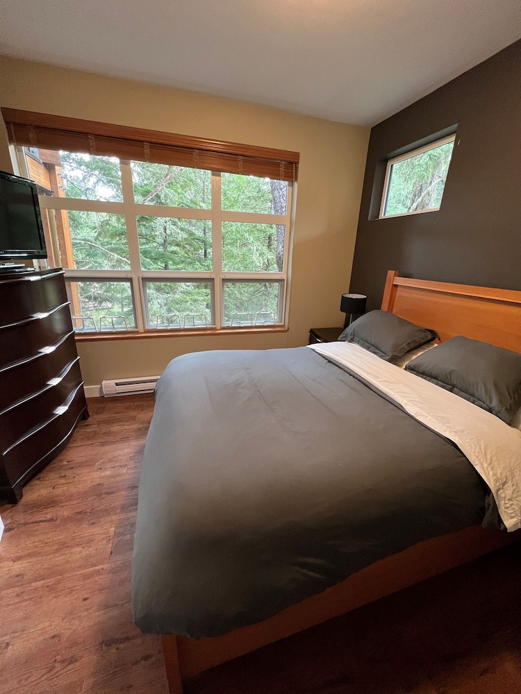 Rainforest Getaway - Directly On Spring Cove! - Ucluelet