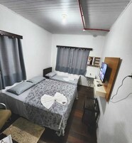 Suíte luxo | Camas com colchões pillow-top, escrivaninha