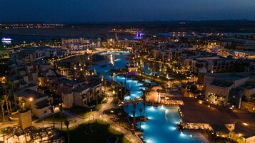 4 piscinas exteriores, guarda-sóis, espreguiçadeiras 