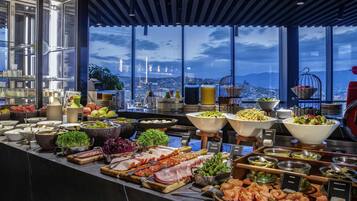 Pequeno-almoço tipo buffet diário mediante uma taxa