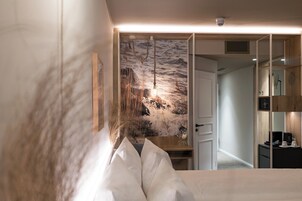 Quarto casal conforto | Roupas de cama premium, frigobar, cofres nos quartos, escrivaninha