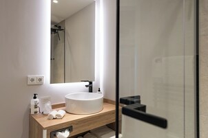 Quarto Duplo Superior | Casa de banho | Um polibã, um secador de cabelo, roupões, chinelos 