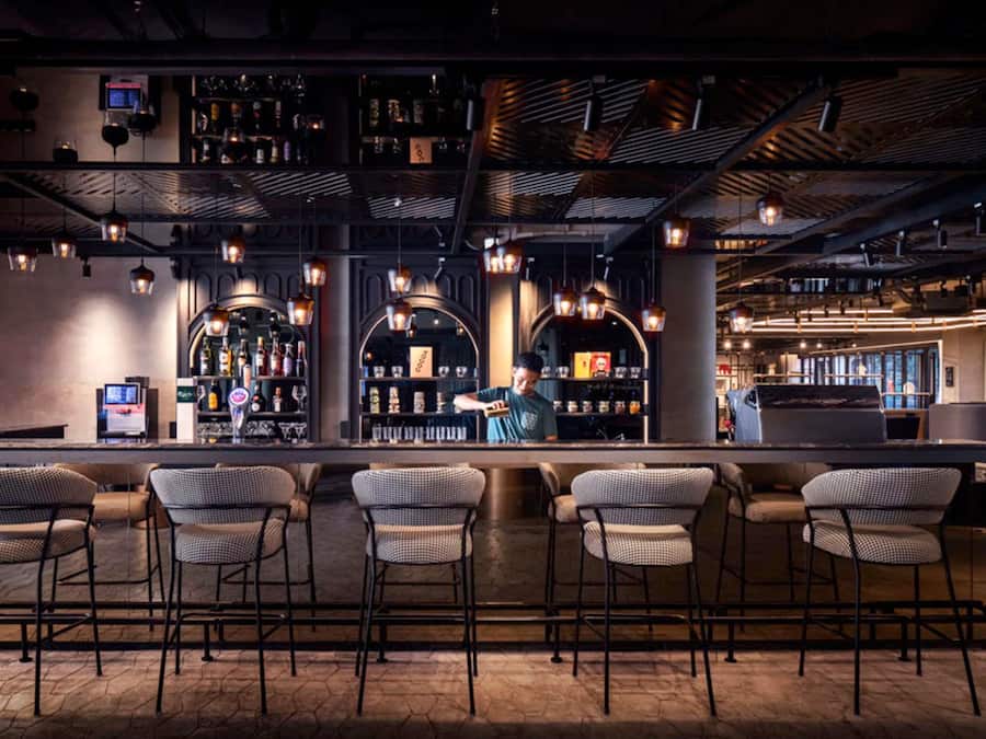 3 bares/lounges, um bar junto à piscina