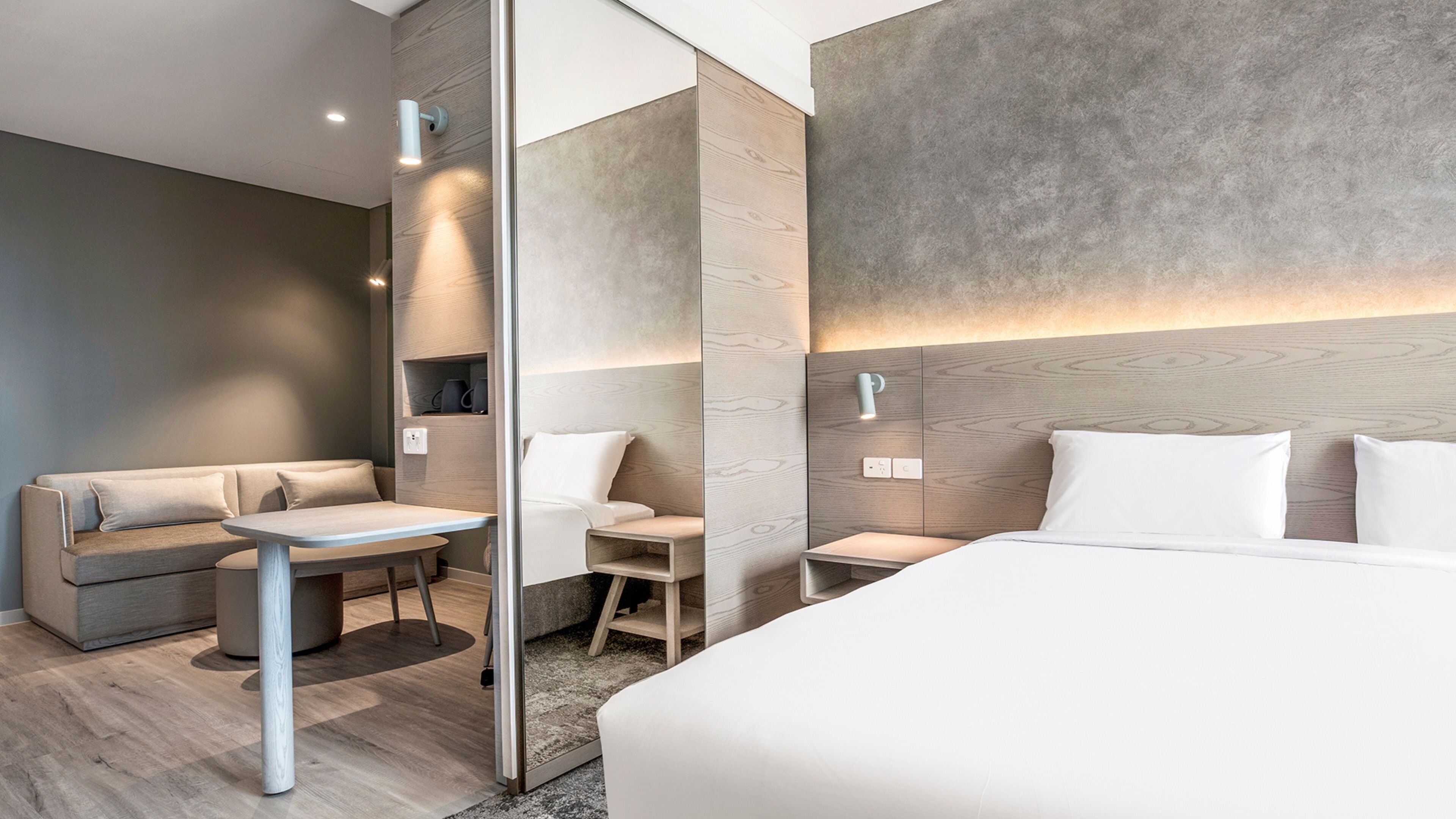 Suíte, 1 cama King e sofá-cama (High Floor, Free Breakfast) | Cofres nos quartos, escrivaninha, espaço de trabalho para notebook