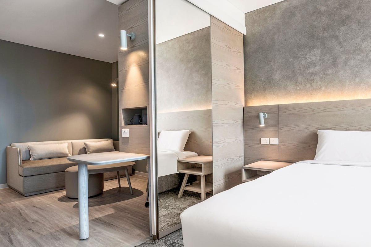 Suíte, 1 cama King e sofá-cama (High Floor, Free Breakfast) | Cofres nos quartos, escrivaninha, espaço de trabalho para notebook